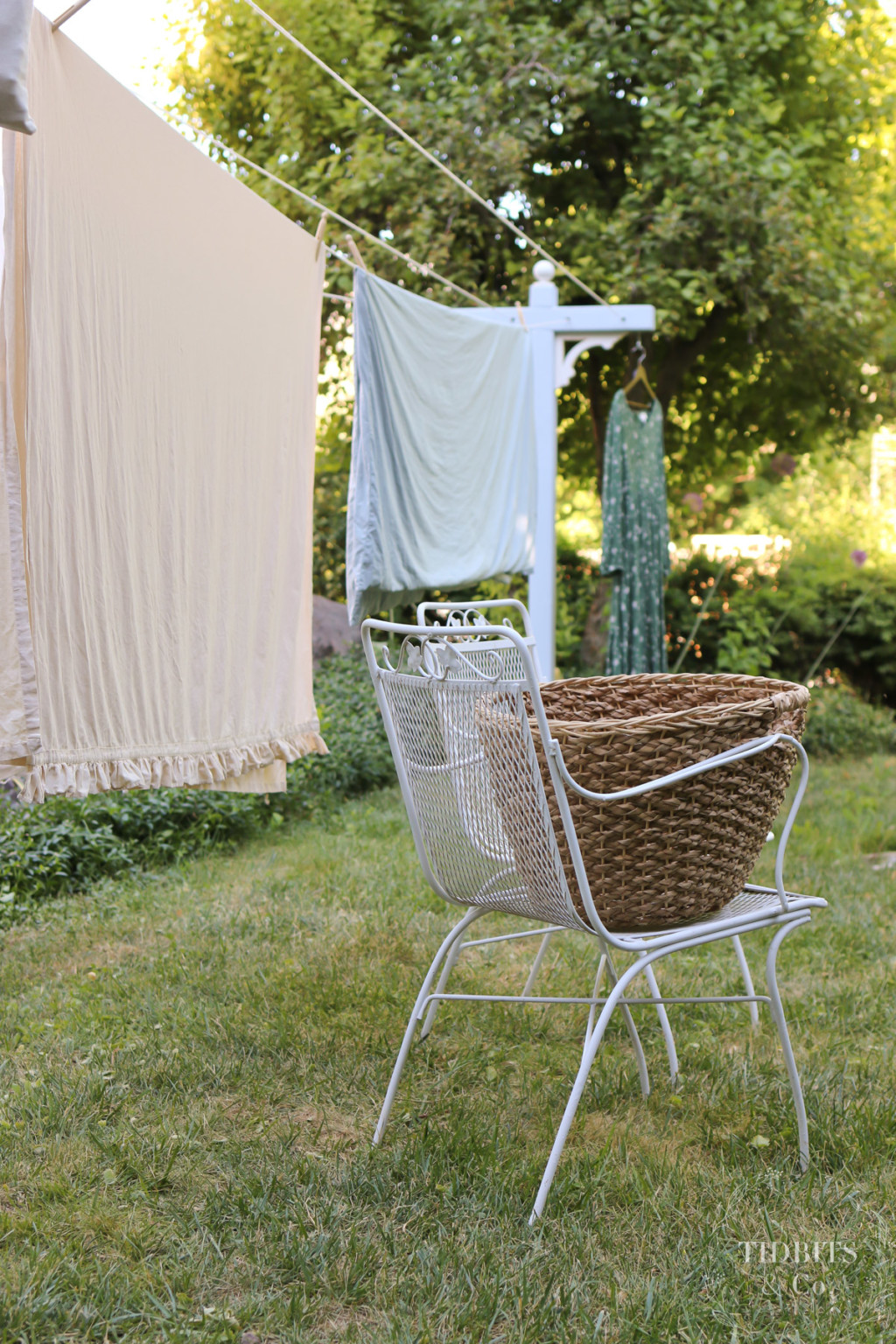 How to Make a Charming Outdoor Clothesline - Tidbits