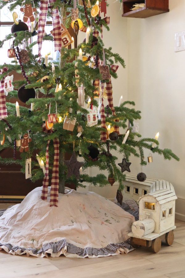 Country Cottage Christmas Living Room Decorating - Tidbits