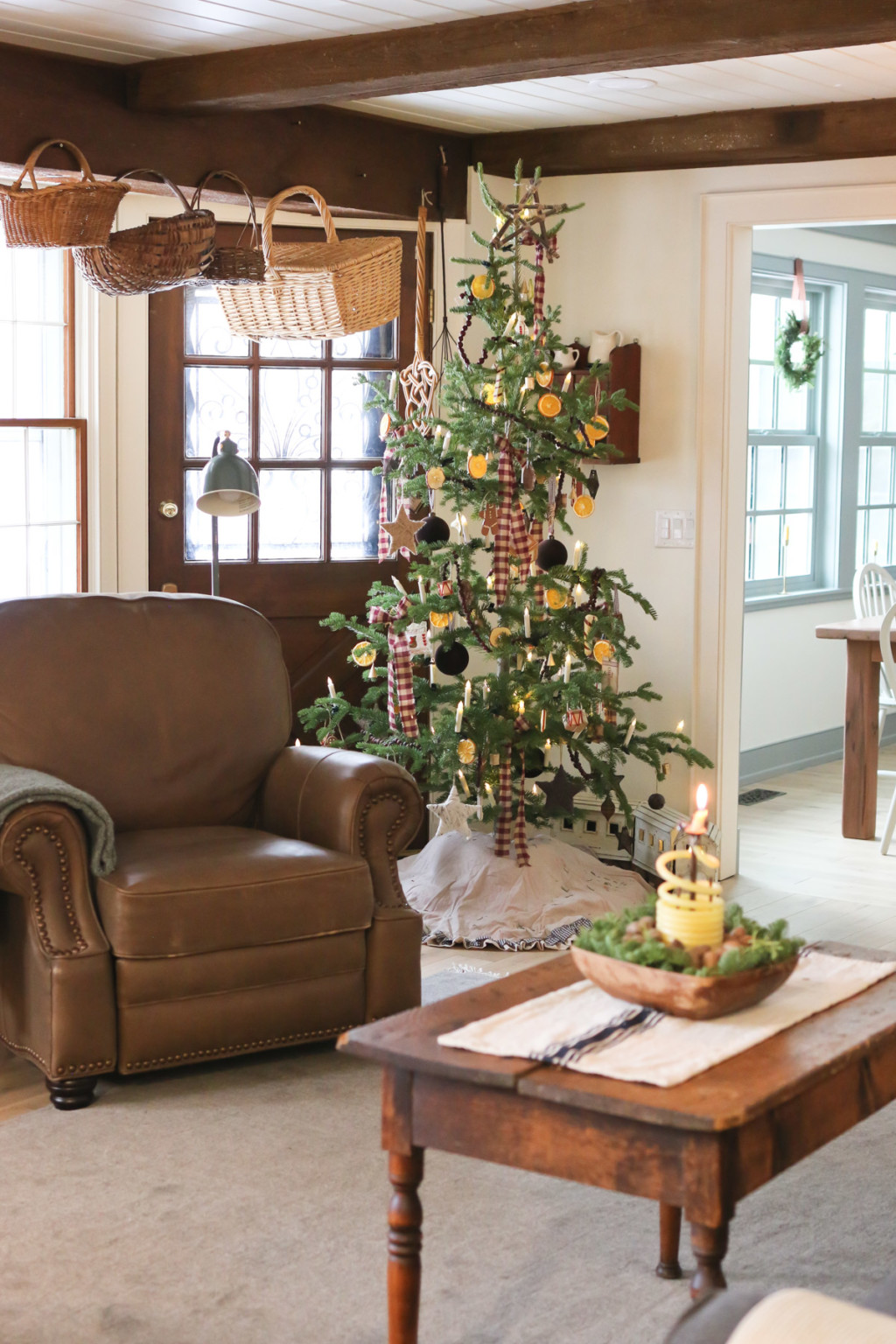 Country Cottage Christmas Living Room Decorating - Tidbits