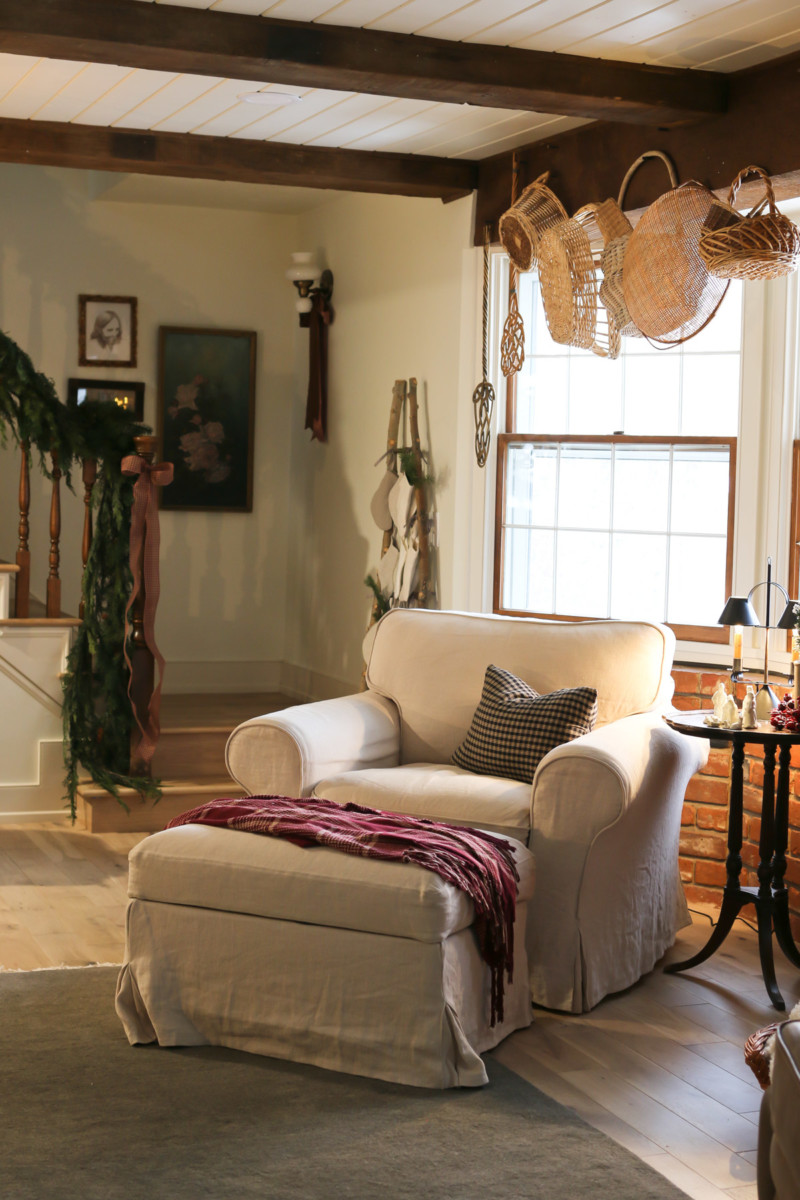 Country Cottage Christmas Living Room Decorating - Tidbits