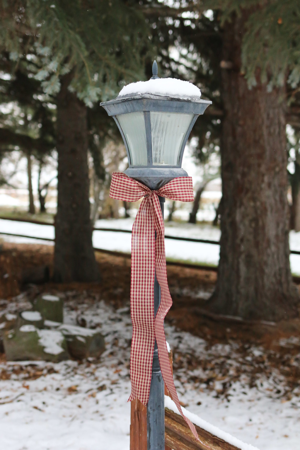 Country Cottage Christmas Outdoor Decorating - Tidbits